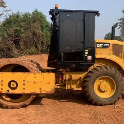 Rolo Compactador CAT CS44B - GV Construtora
