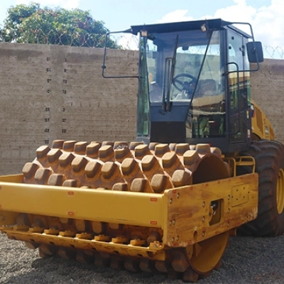 Rolo Compactador CAT CP54B - GV Construtora